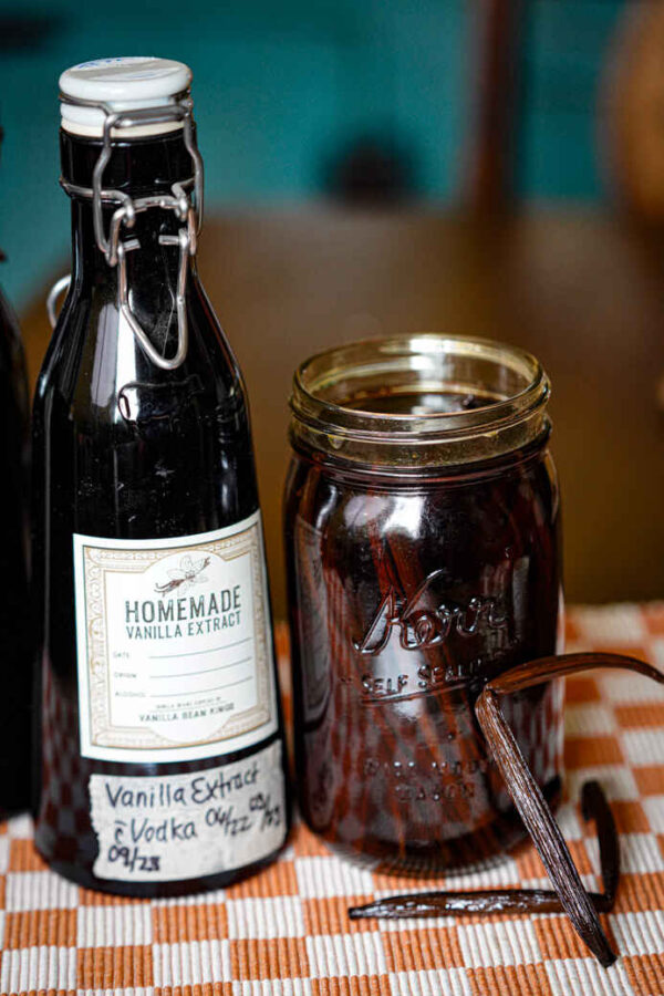 Homemade VAnilla Extract | Easy to make & Only 2 Ingredients ...